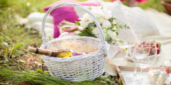 Ladda för en romantisk picknick med bästa maten & bästa vinet ...